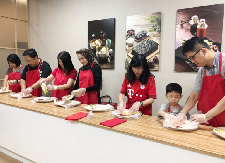 Korea House | Hanbok Wearing Experience | Kimchi Making Experience